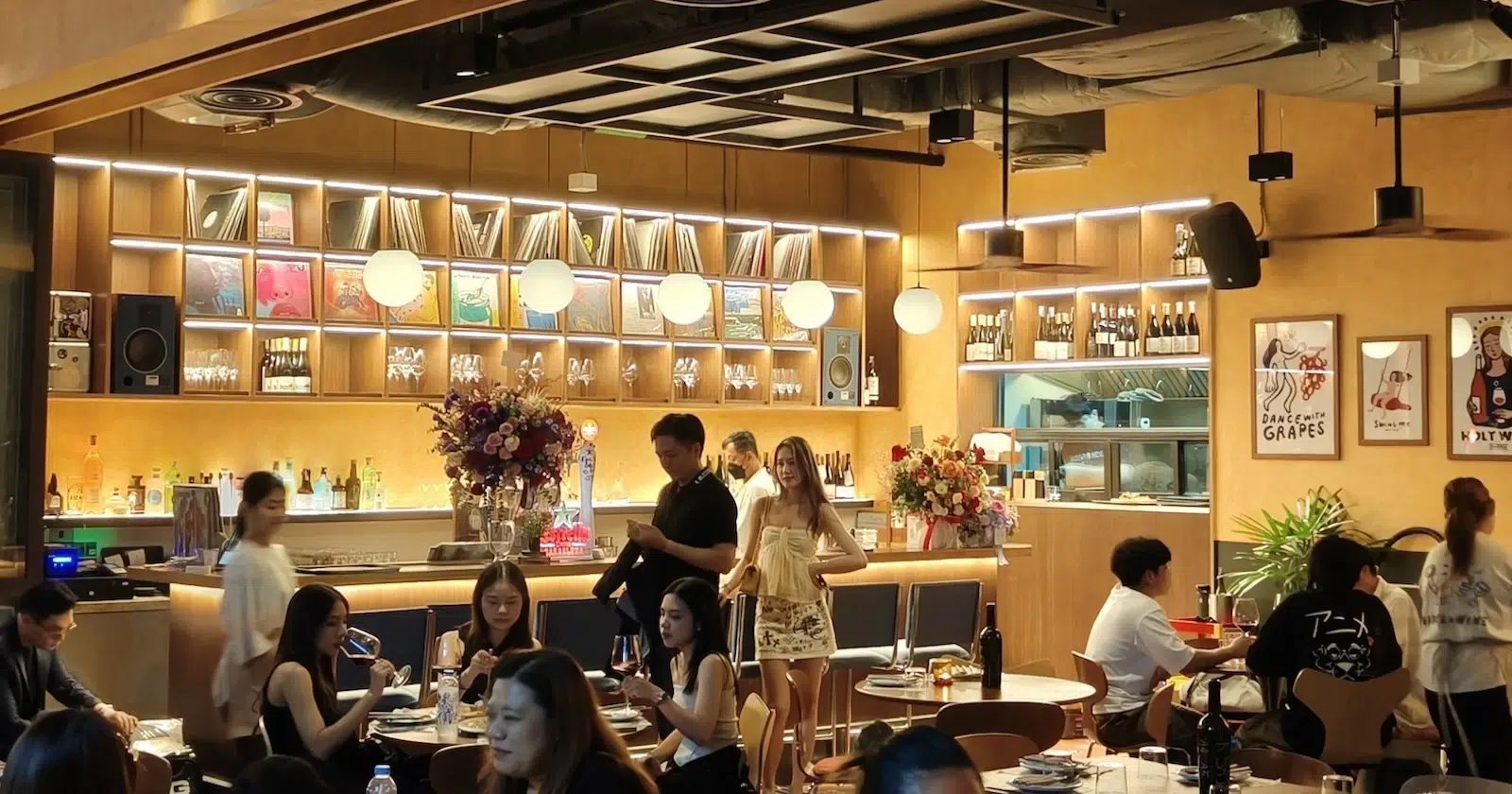 Vinyl and Wine Bar: Opening Hours, Prices and Reservation